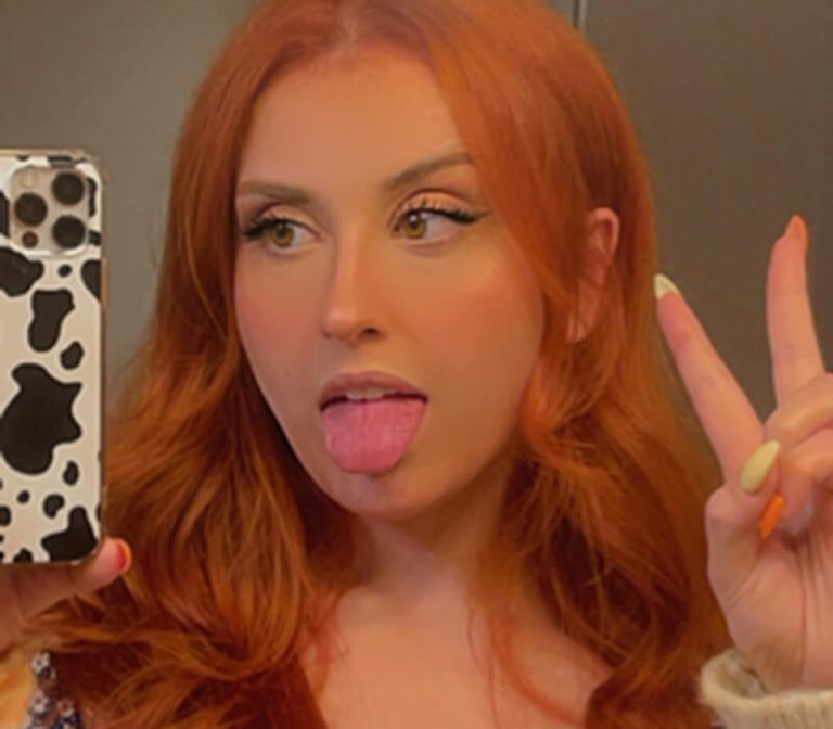 Amoona Wiki & Bio: Net Worth, Age and other information | FameCop.com